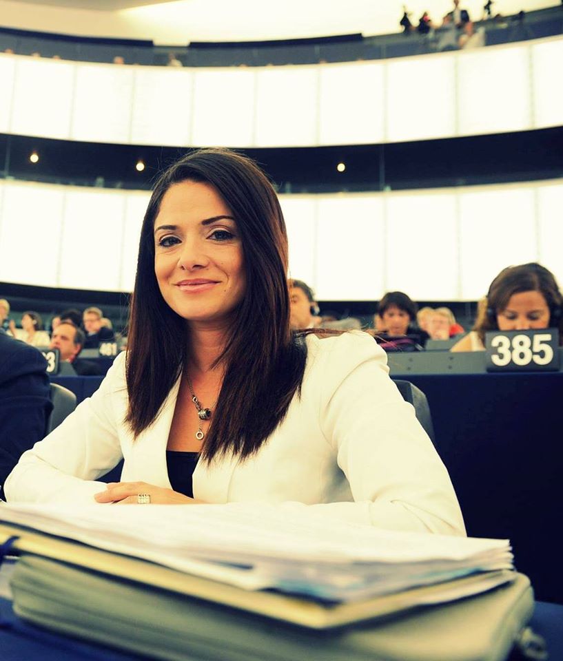 Miriam Dalli ssir omm ta' tifel f'Jum l-Omm