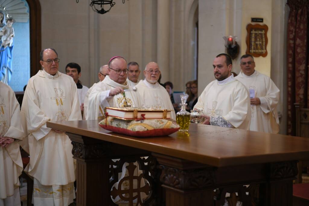 Ritratti: L-Arċisqof jikkonsagra l-Knisja tal-Kapuċċini, il-Furjana ...