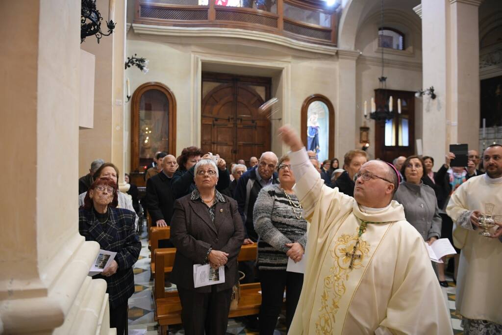 Ritratti: L-Arċisqof jikkonsagra l-Knisja tal-Kapuċċini, il-Furjana ...