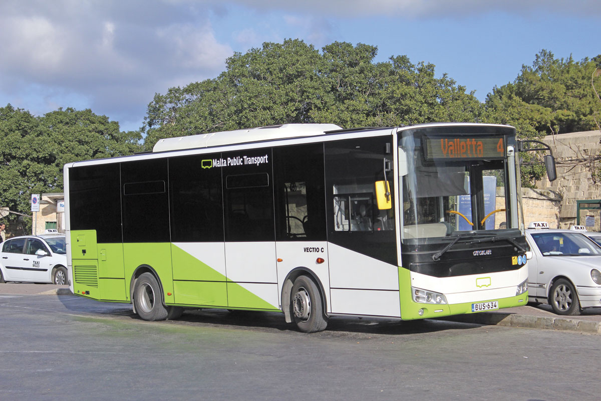 Karozza tal-linja tieħu n-nar