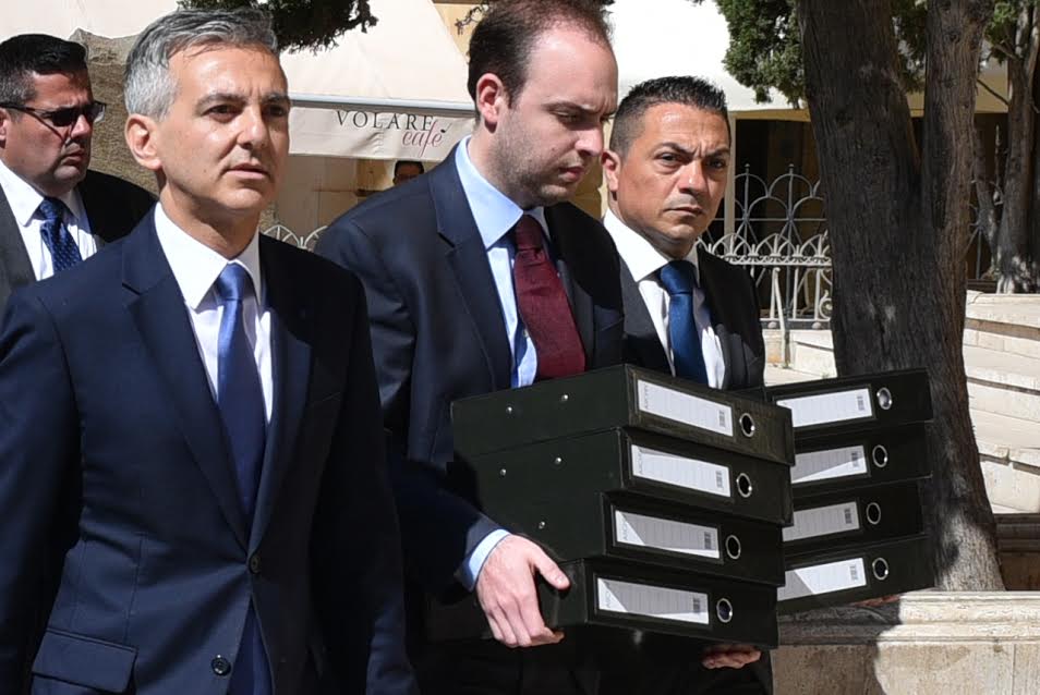 Filmat: Simon Busuttil jippreżenta 8 box files ta' 'evidenza' lill ...