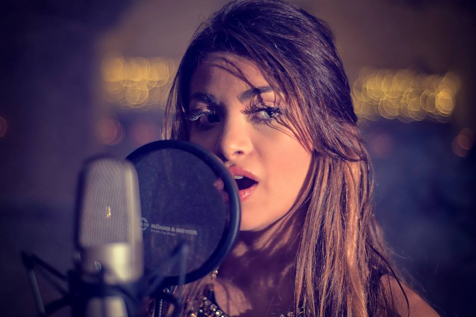 Emma Muscat avviċinata minn Warner Music