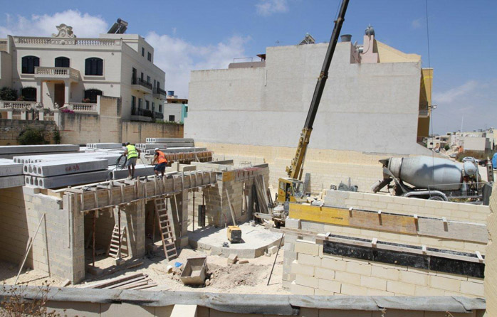 Fil-periklu tal-mewt wara li waqa’ travu f’San Ġiljan