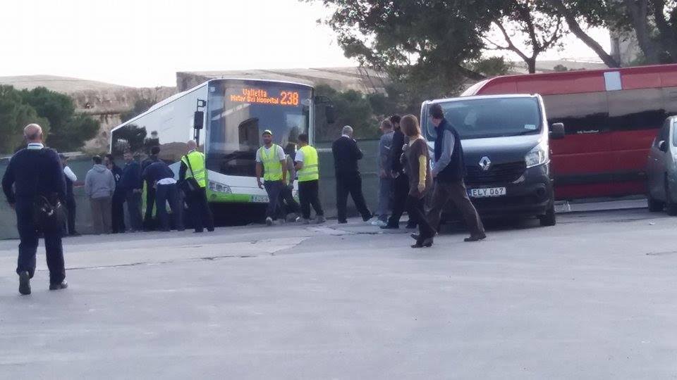 Ritratt: Karozza tal-linja timxi lura u tispiċċa f’gandott - Newsbook Ritratt: Karozza tal-linja timxi lura u tispiċċa f’gandott - Newsbook