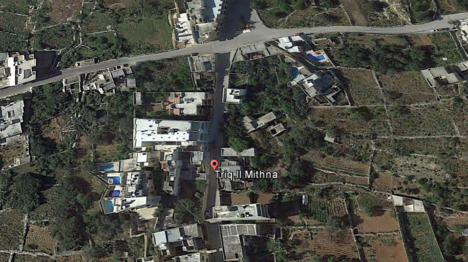 Isibuh mal-art bid-demm ħiereġ minn rasu