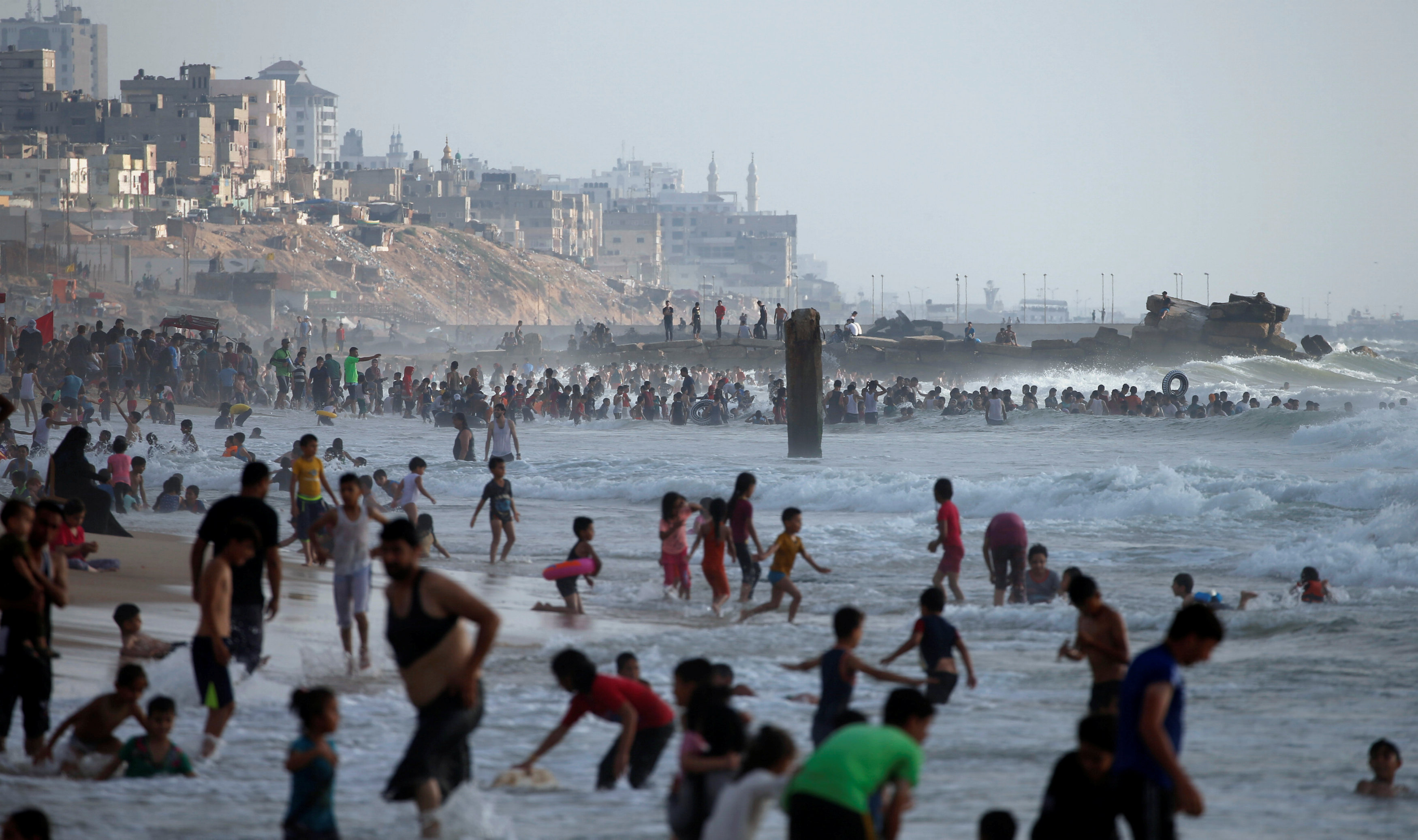 Heat and power cuts force Gazans onto polluted beaches
