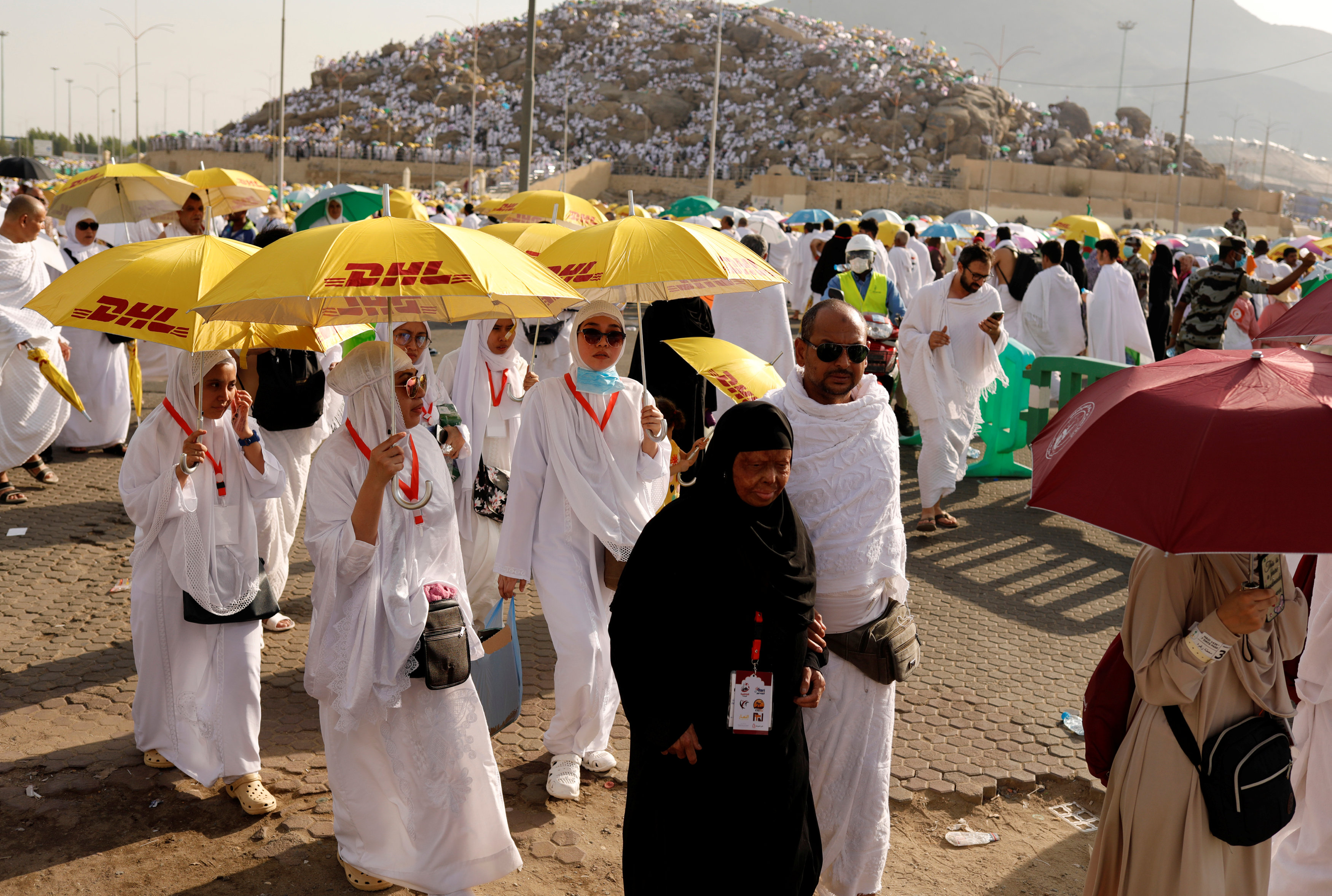 Muslim pilgrims in Muzdalifa prepare for final stages of haj