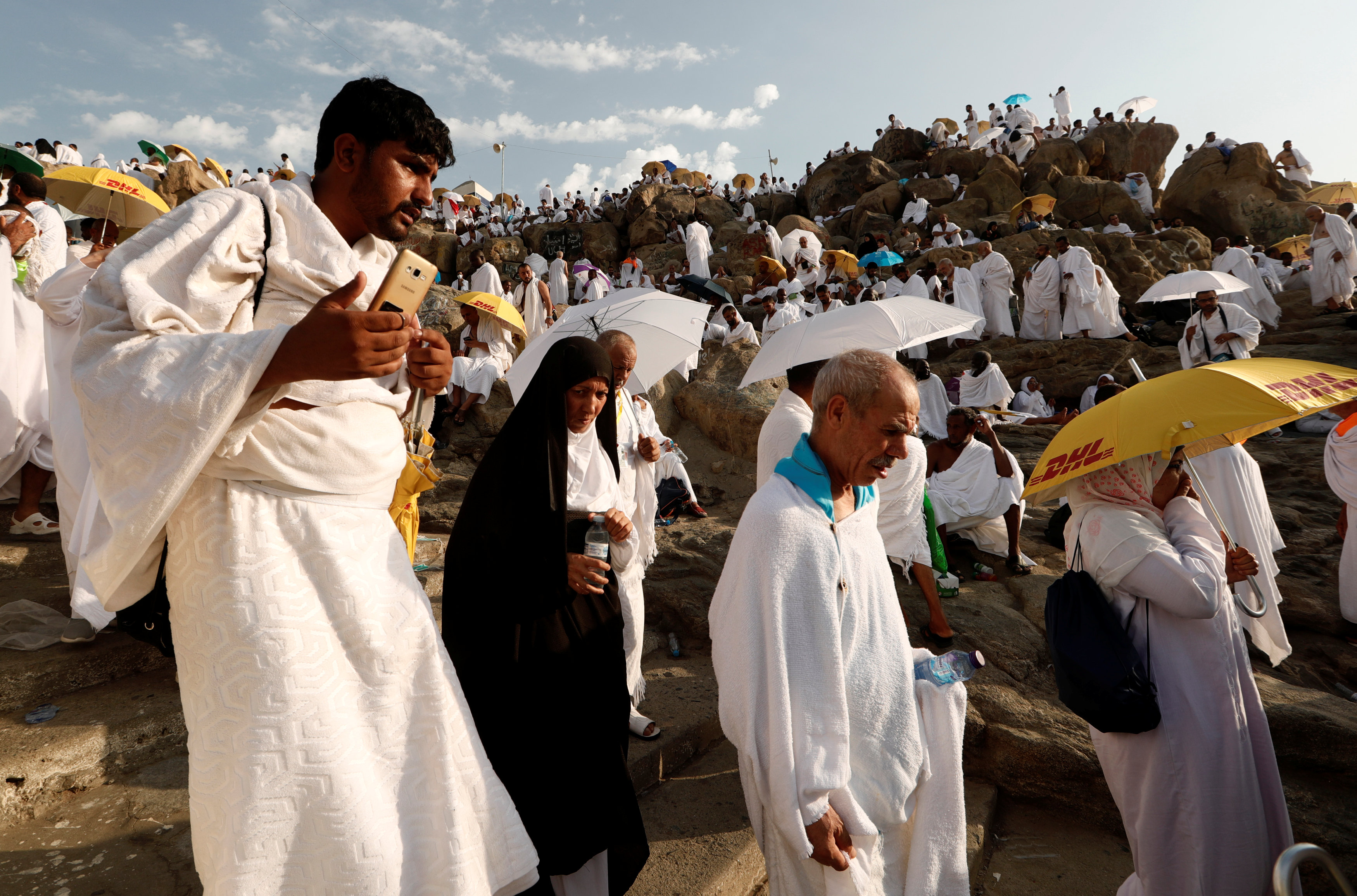 Muslim pilgrims in Muzdalifa prepare for final stages of haj