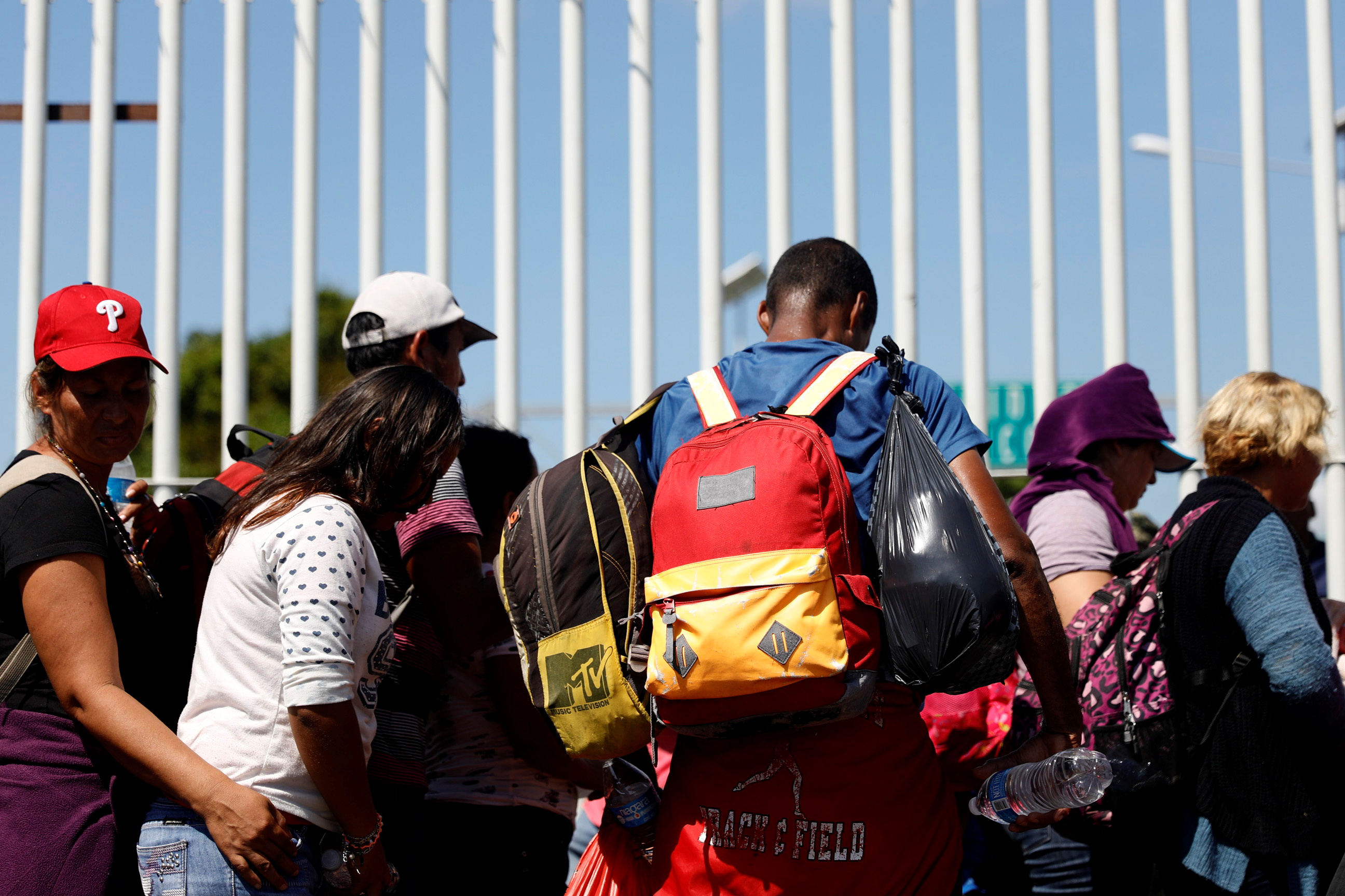 Thousands in U.S.-bound migrant caravan pour into Mexican city