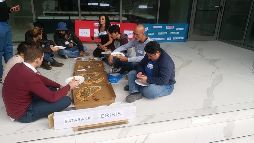 Photos: Pizza protest in front of the EY - Newsbook