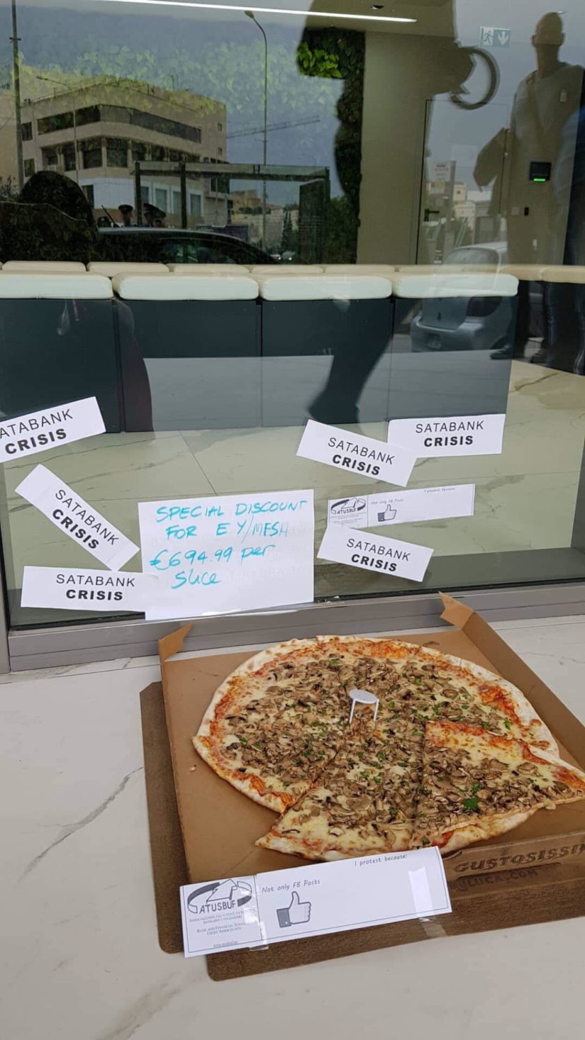Photos: Pizza protest in front of the EY - Newsbook