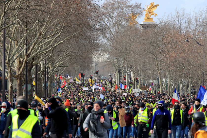 More violence in Paris as 'yellow vests' keep marching