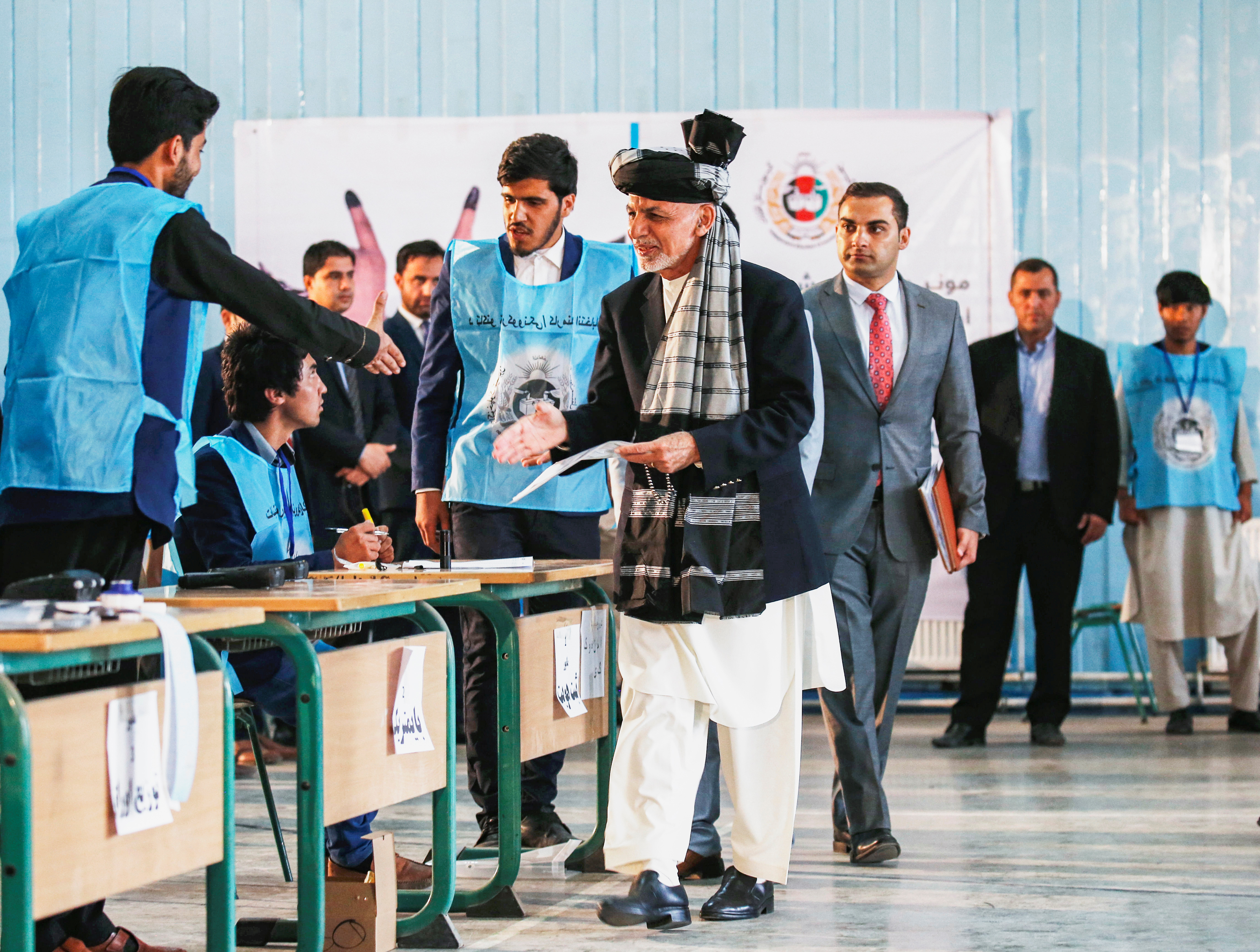 Photos: Afghan voters defy attacks, delays to vote for president
