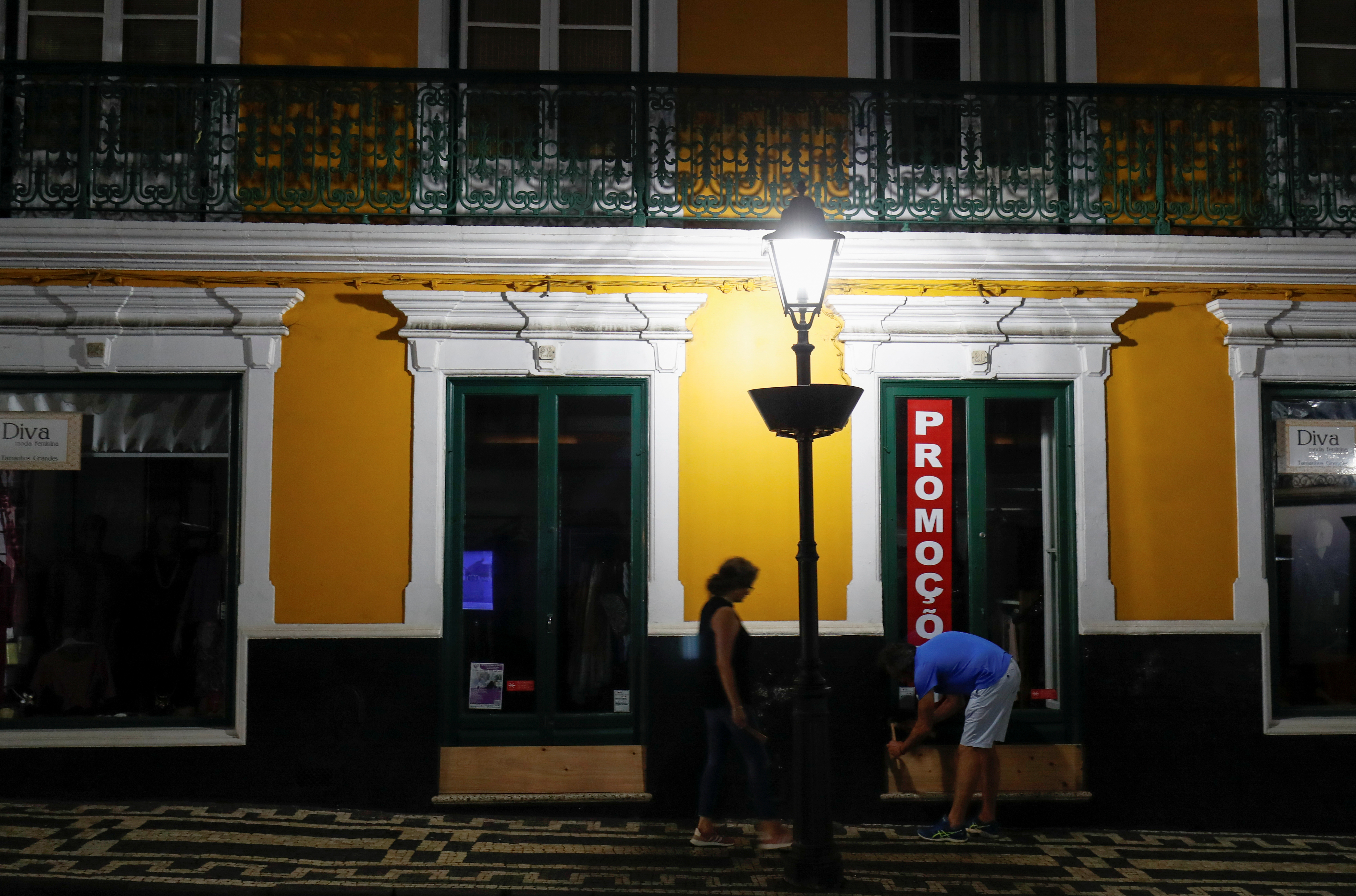 Hurricane Lorenzo reaches Azores, minor incidents reported