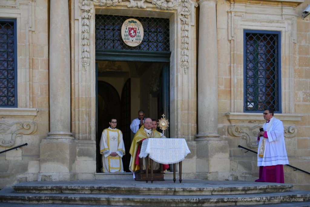 Ritratti: L-Arċisqof ibierek lill-pajjiż mit-taraġ tal-Kurja