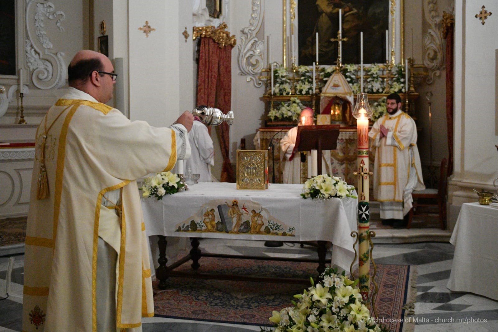 Ritratti: L-Arċisqof ibierek lill-pajjiż mit-taraġ tal-Kurja