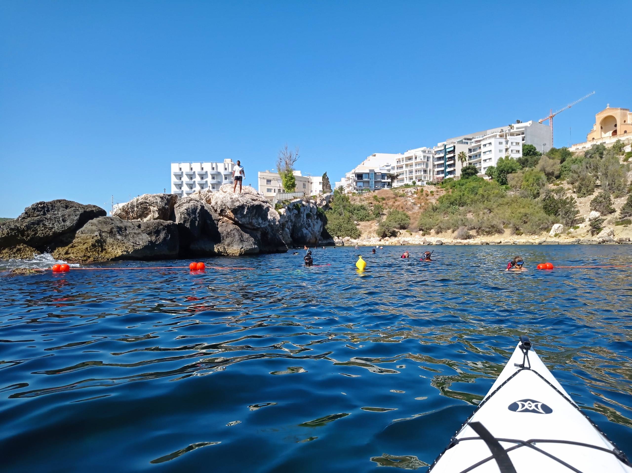 Inaddfu l-baħar fix-Xemxija minn tyres, flixken tal-plastik, bramel u ...