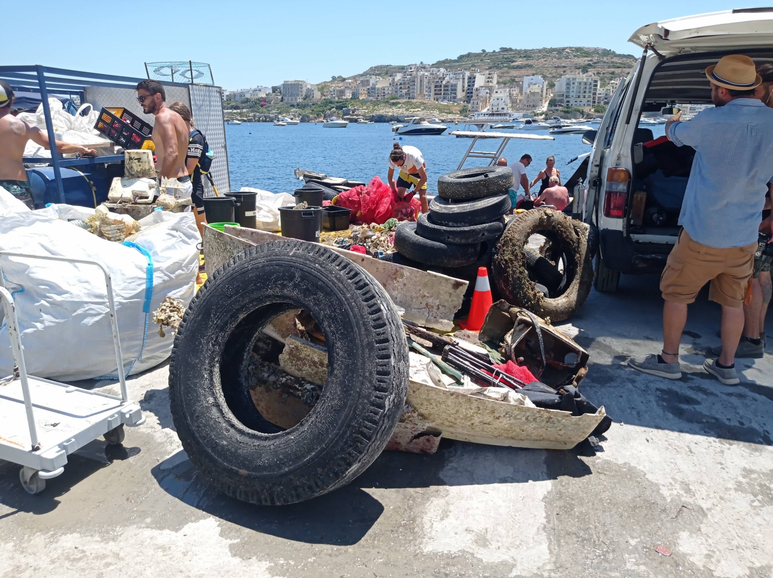 Inaddfu l-baħar fix-Xemxija minn tyres, flixken tal-plastik, bramel u ...