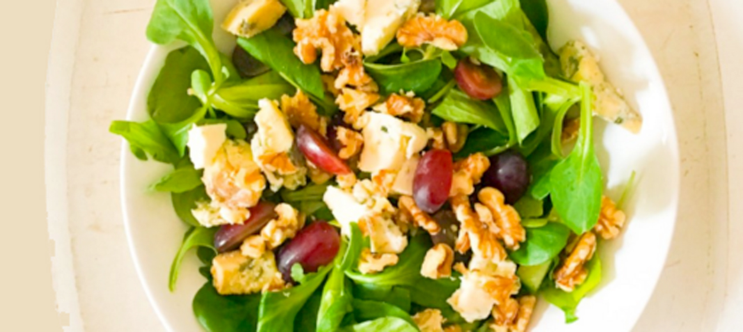 Salad bl-għeneb iswed, gorgonzola u ġewż - Newsbook