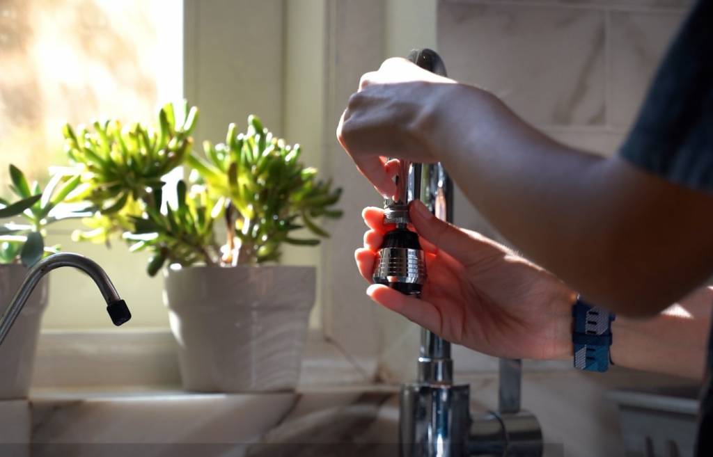 How can we measure our daily water consumption usage and stop wasting ...