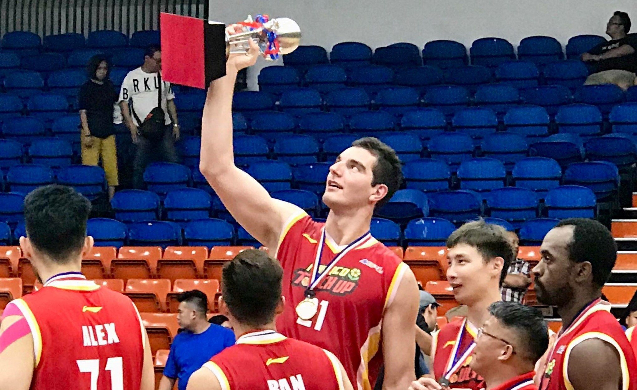 Filmat: "Użajt il-vantaġġ tat-tul tiegħi għall-isport" - Sam Deguara