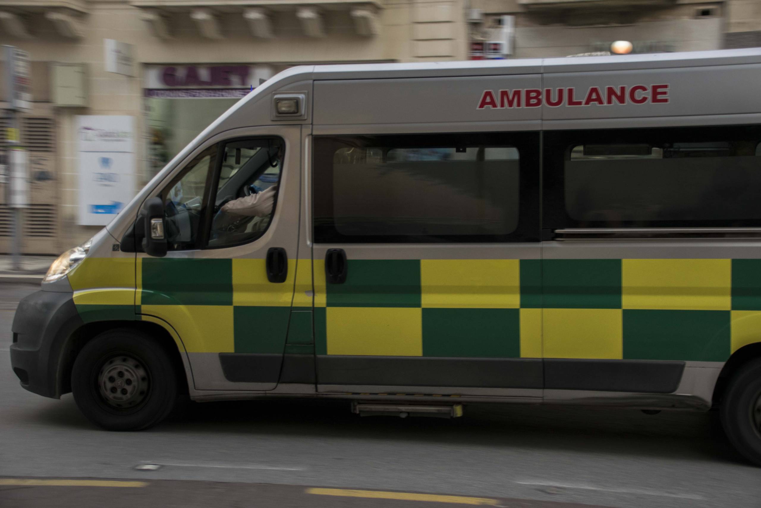 Tifla ta' tliet snin tittajjar minn karozza fil-Ħamrun - Newsbook Tifla ta' tliet snin tittajjar minn karozza fil-Ħamrun - Newsbook