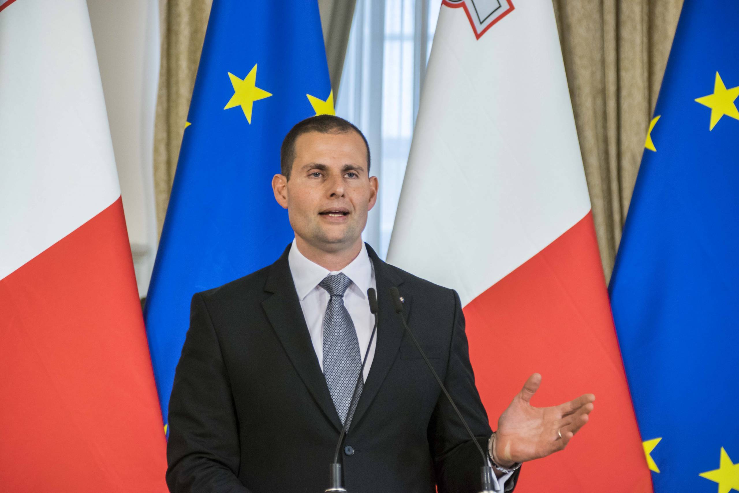 Il-PM iħabbar pjan "kawt" ta' ftuħ mill-ġdid mit-Tnejn