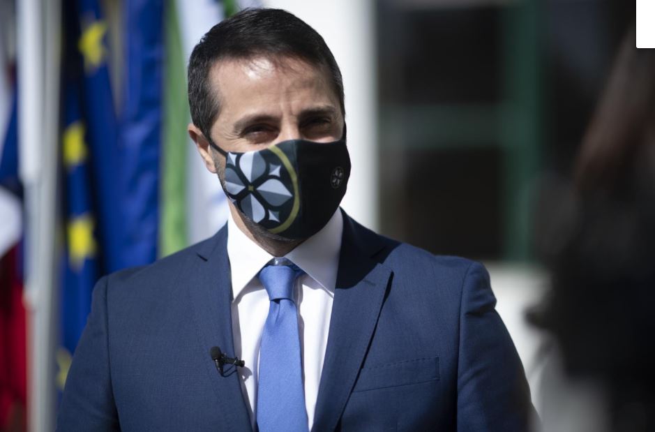 Għotja ta' €100,000 mill-programm ta' ċittadinanza mifruxa fuq 3 skejjel