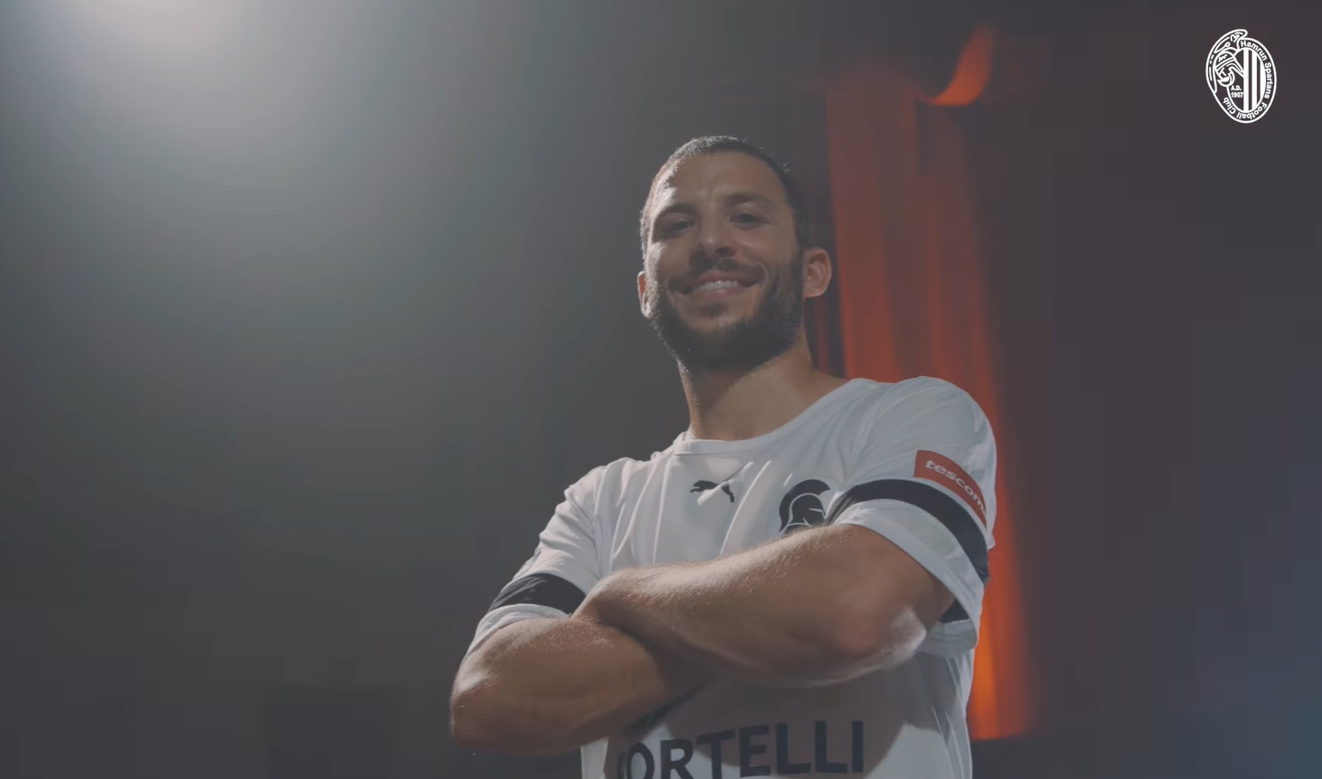 Ħamrun Spartans jippreżentaw lil Luke Gambin b'żifna ta' Michael Jackson