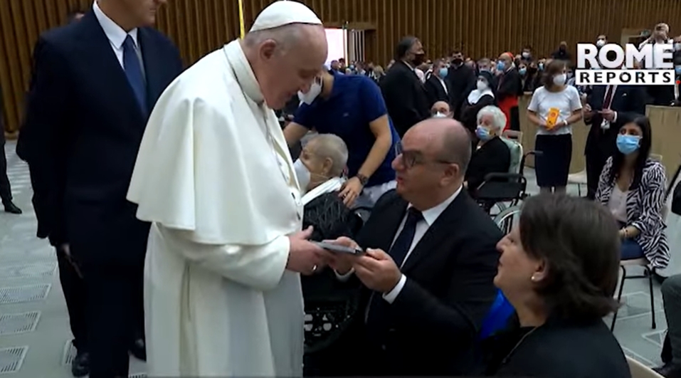 Philip Vella jippreżenta lill-Papa Franġisku kanzunetta li għamel dwaru