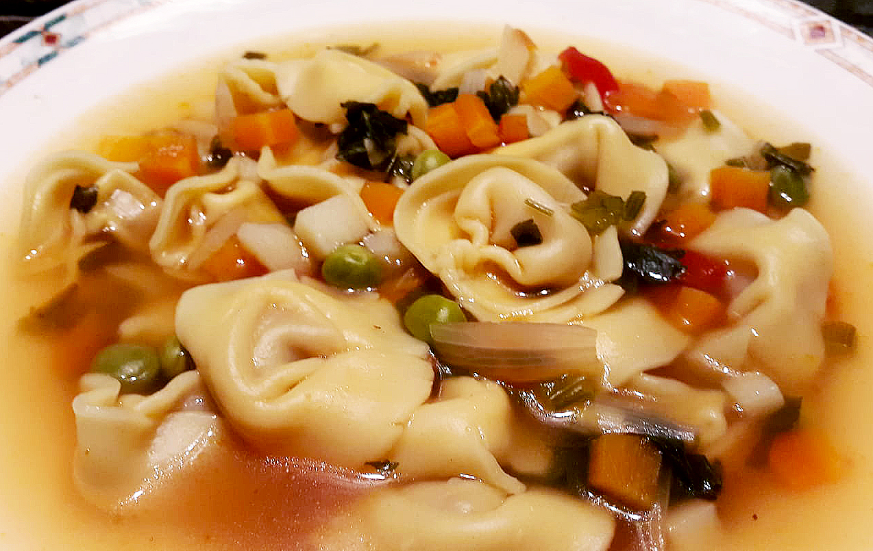 Tortellini tal-laħam fil-brodu