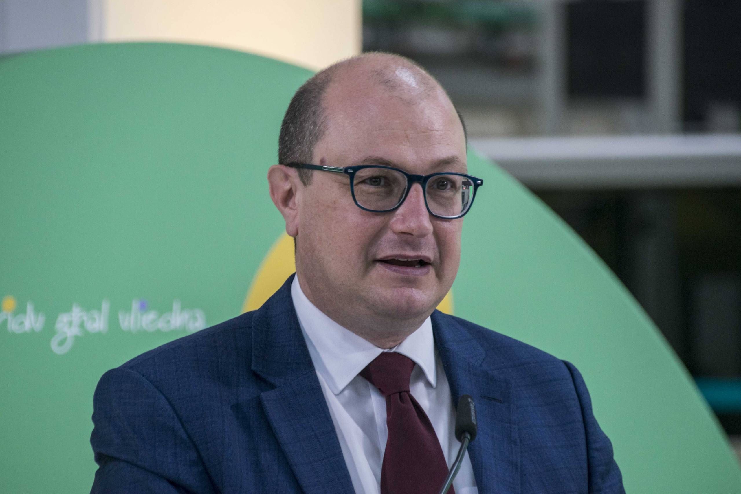 Cassola demands minister's resignation over links to data leak