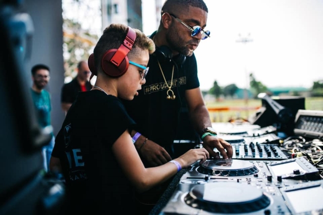 DJ Joseph Armani u ibnu Denzel waqt The Entertainers