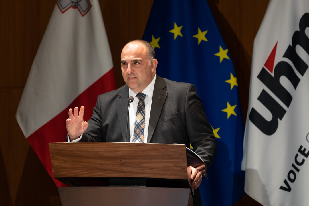 Il-UHM iridu li meta ħaddiem ikun sospiż jibqa' jieħu l-paga kollha ...