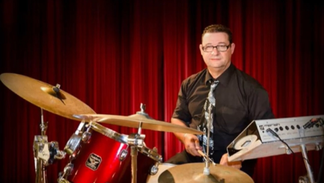 Jagħlaq sninu l-kantant u mużiċist Alexander Schembri