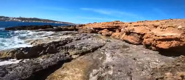 Qatt mort f'Wall Stone Beach?