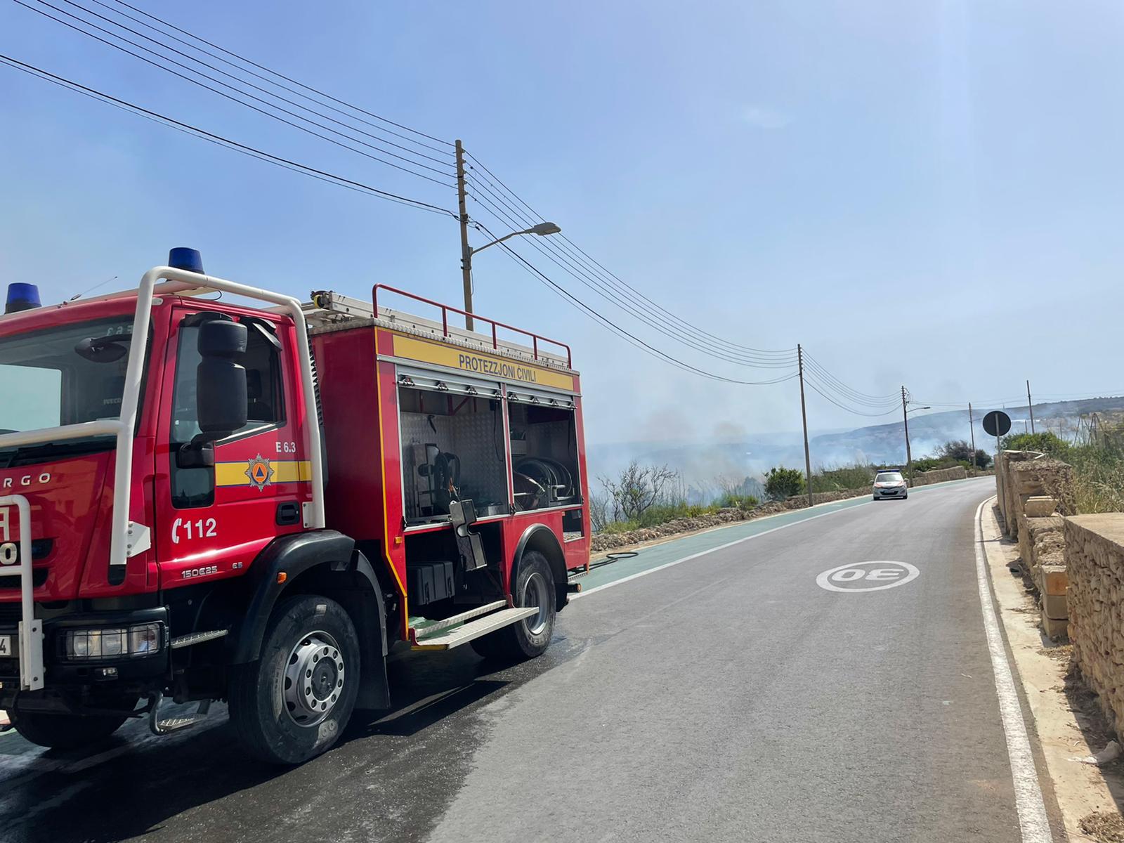 Firefighters battle grass fire in Gozo - Newsbook