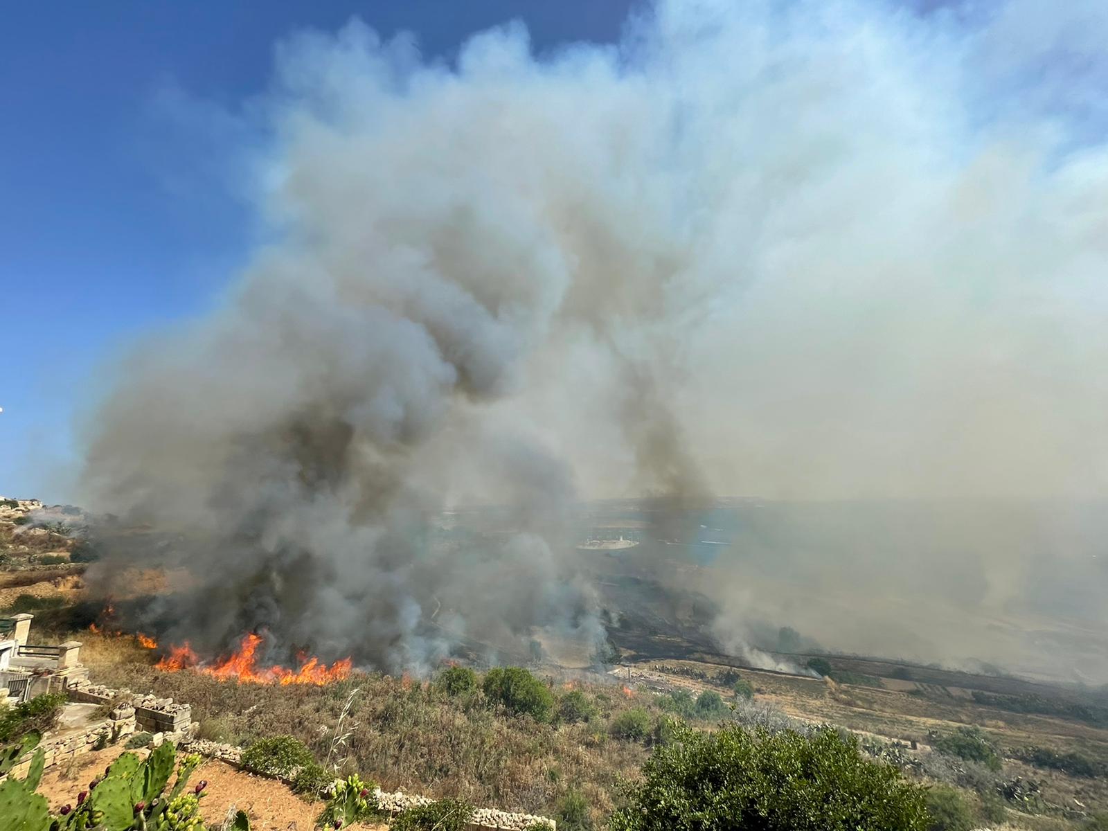Firefighters battle grass fire in Gozo - Newsbook