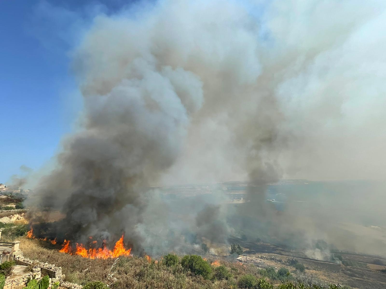 Firefighters battle grass fire in Gozo - Newsbook