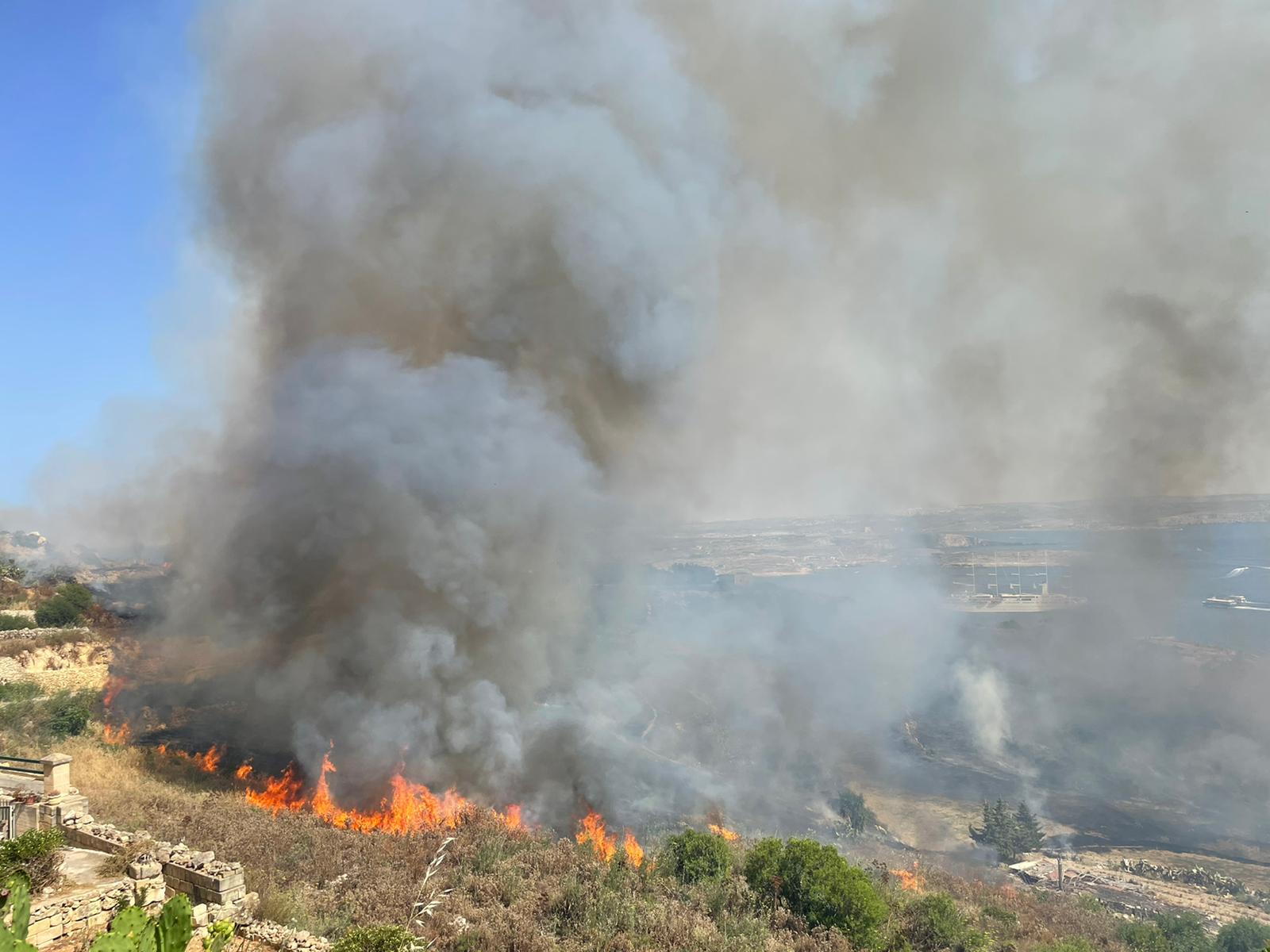 Firefighters battle grass fire in Gozo - Newsbook
