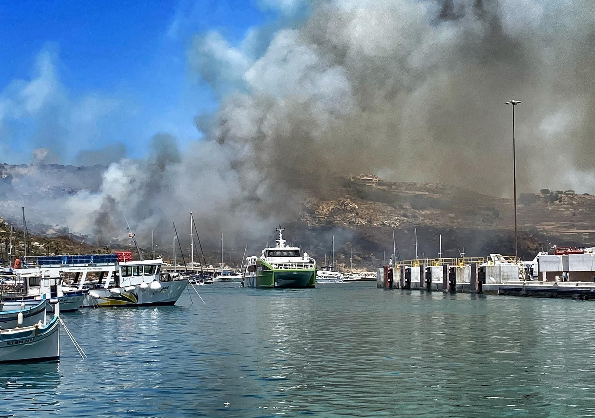 Firefighters battle grass fire in Gozo - Newsbook