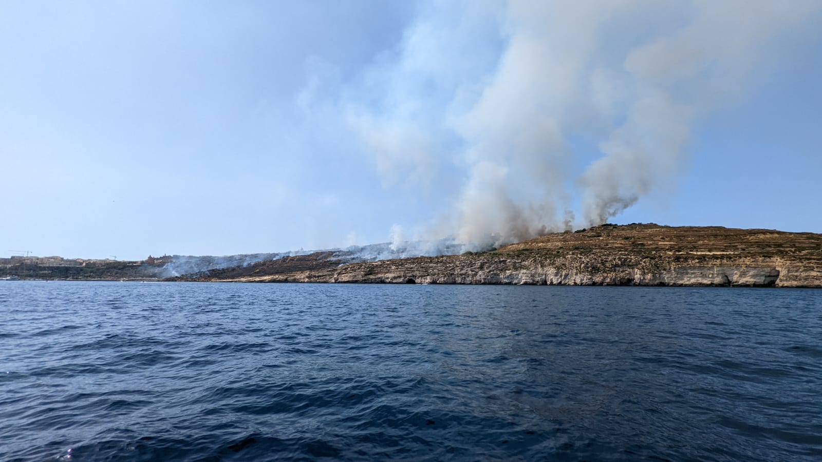 Firefighters battle grass fire in Gozo - Newsbook