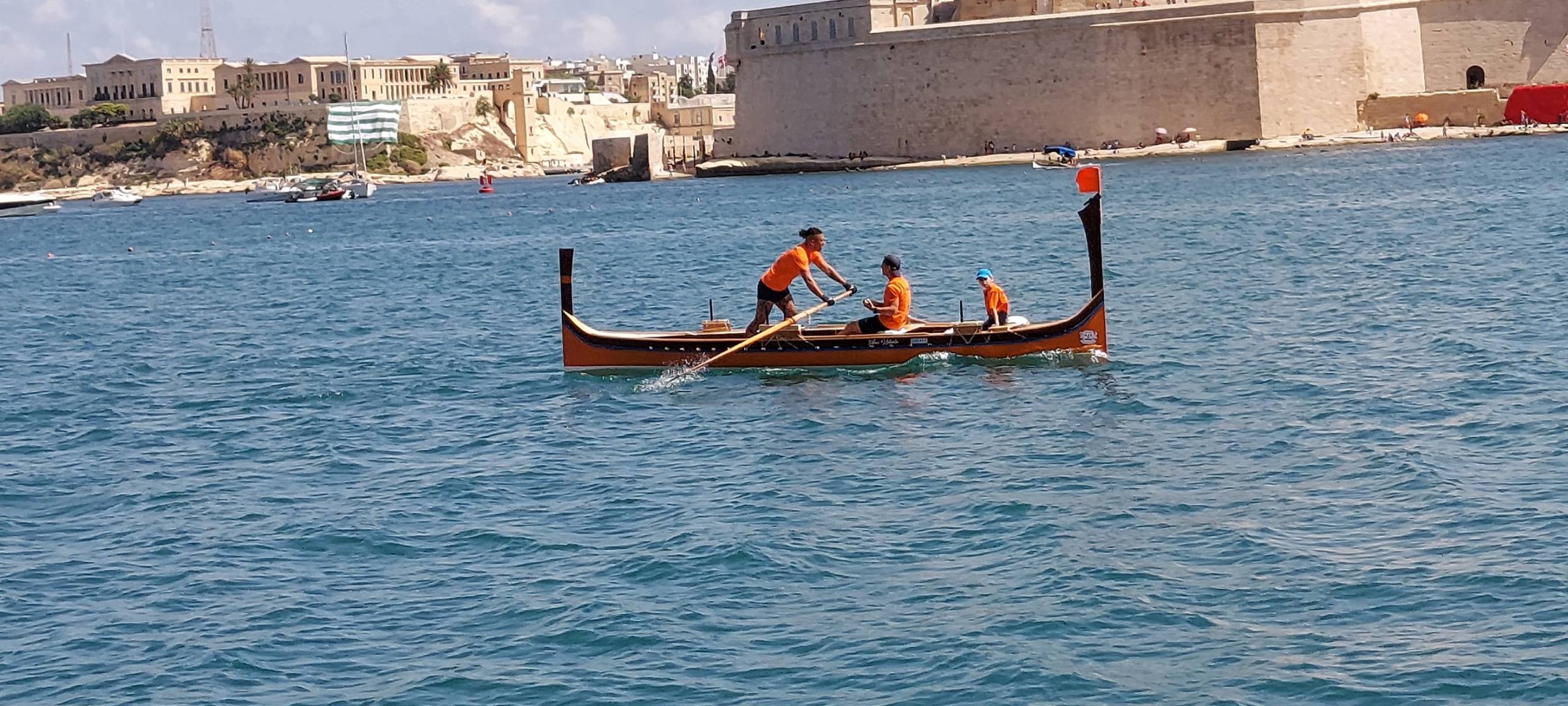 Kanuni u mqadef: Filmati tas-Salut u r-Regatta f'Jum il-Vitorja