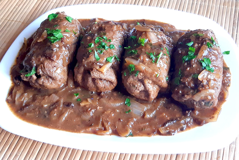 Braġoli fiz-zalza tal-pruna u basal