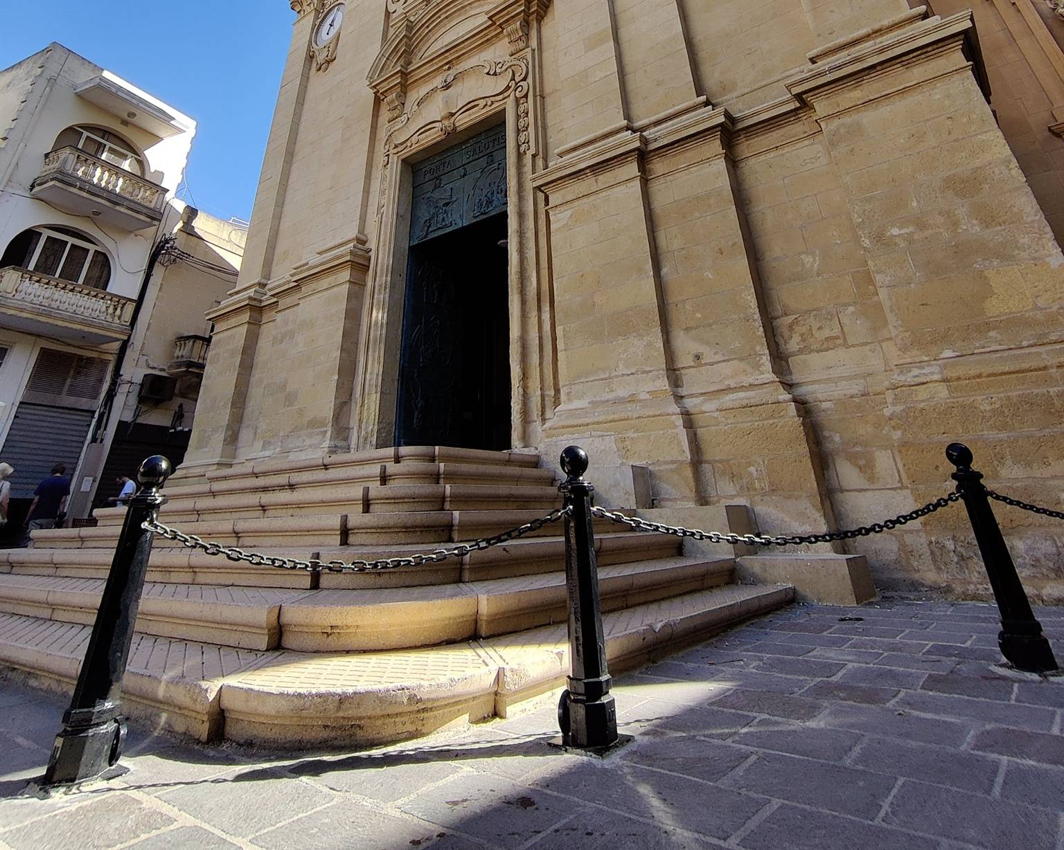 Bollards madwar il-Bażilika ta' San Ġorġ biex is-siġġijiet ma ...