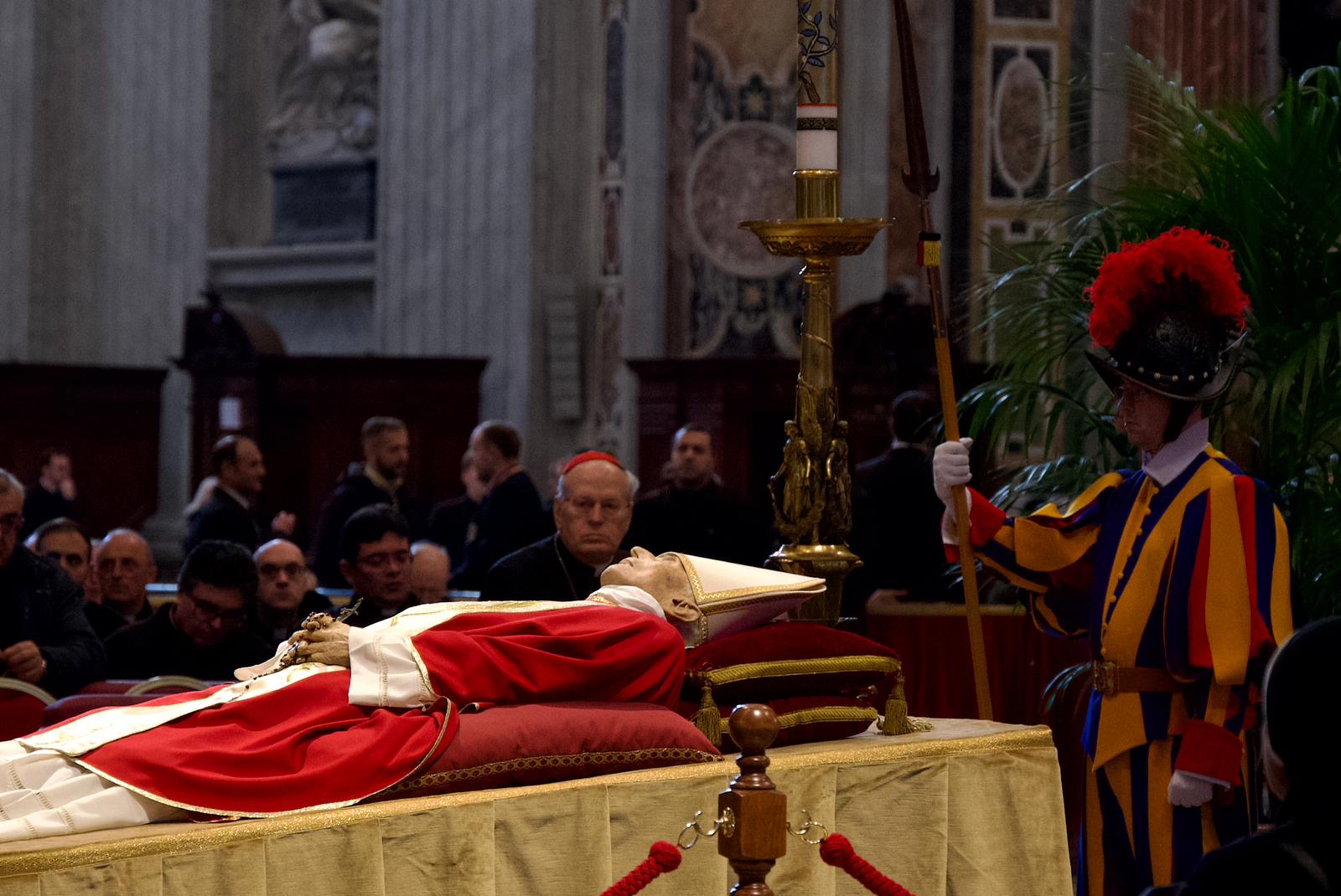 200,000 people give their last respects to Pope Emeritus