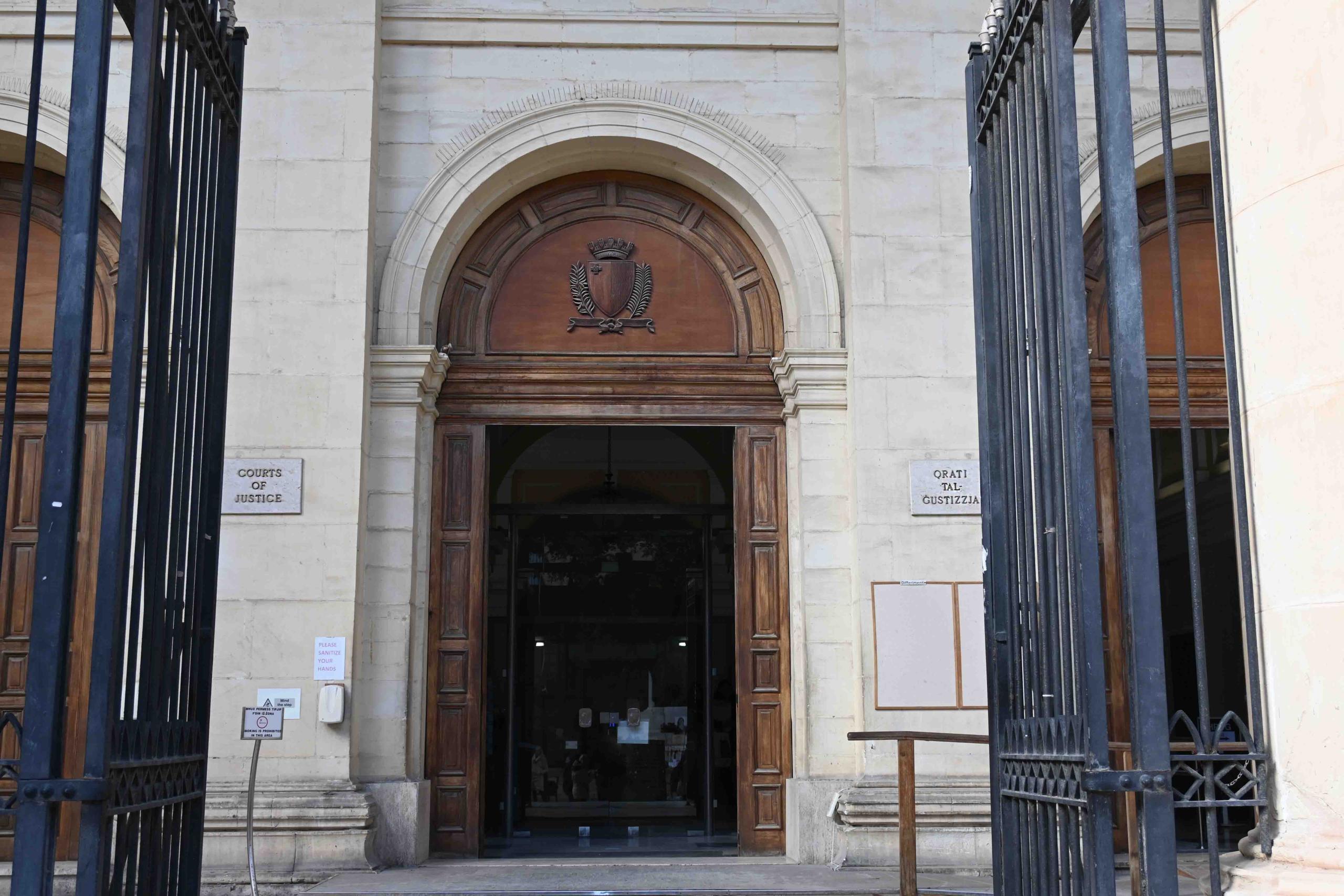 Tliet żgħażagħ jitressqu l-Qorti b'rabta ma' serqa ta' ħames muturi u ...