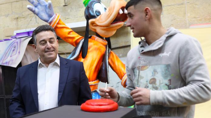 PN leader inspects carnival floats