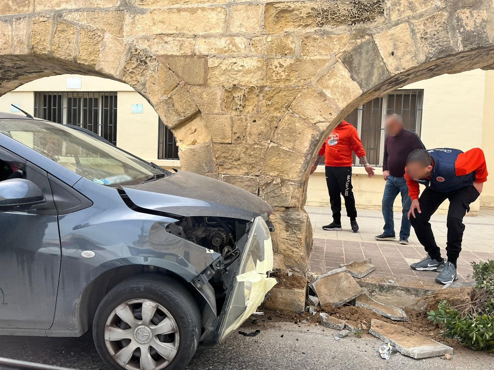 Ritratti: Karozza tidħol fl-akwadott ta' Santa Venera