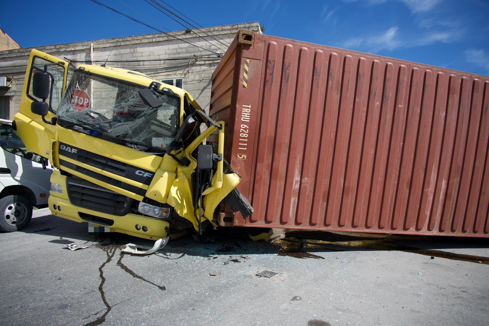 Container overturns in Qormi, nobody injured